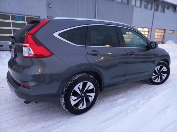 Grey Honda CR-V 2017 in Riga, with an engine capacity of 1.60 L and mileage of 160 thousand km for 15390 €, photo 2 on AUTOMOTO.COM.LV