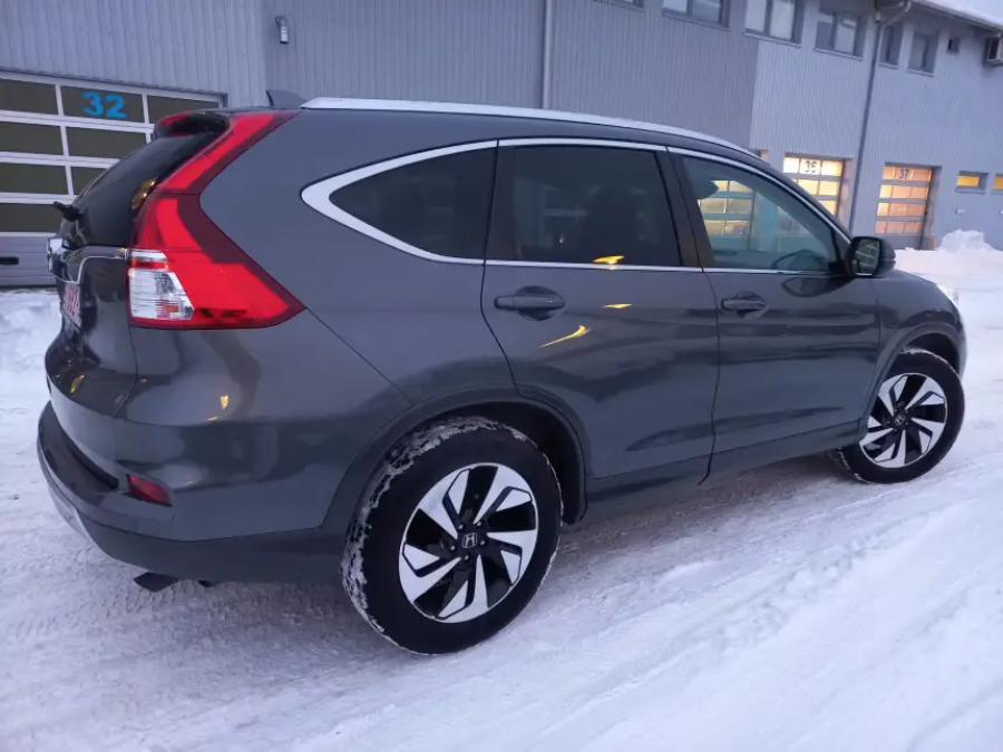 Grey Honda CR-V 2017 in Riga, with an engine capacity of 1.60 L and mileage of 160 thousand km for 15390 €, photo 3 on AUTOMOTO.COM.LV