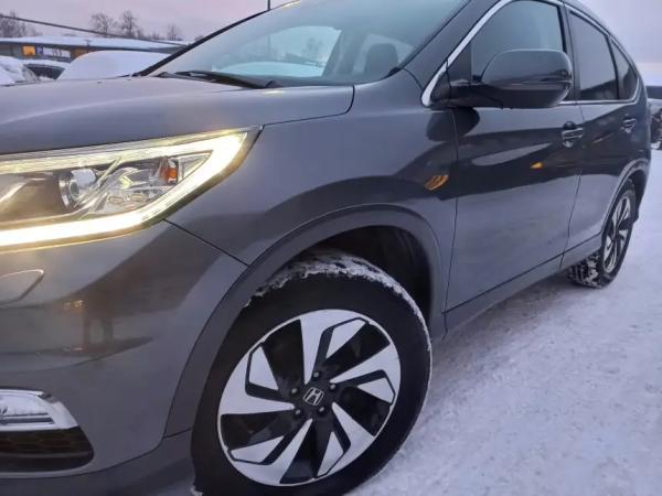 Grey Honda CR-V 2017 in Riga, with an engine capacity of 1.60 L and mileage of 160 thousand km for 15390 €, photo 3 on AUTOMOTO.COM.LV