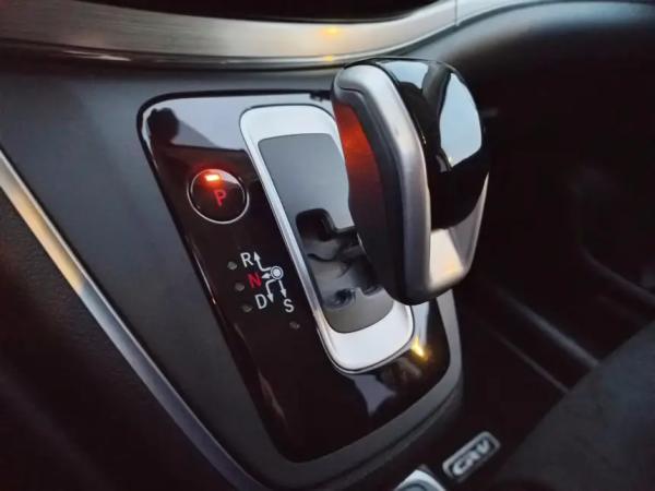 Grey Honda CR-V 2017 in Riga, with an engine capacity of 1.60 L and mileage of 160 thousand km for 15390 €, photo 9 on AUTOMOTO.COM.LV