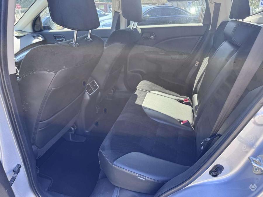 Grey Honda CR-V 2017 in Alytus, with an engine capacity of 1.60 L and mileage of 226 thousand km for 11950 €, photo 12 on AUTOMOTO.COM.LV