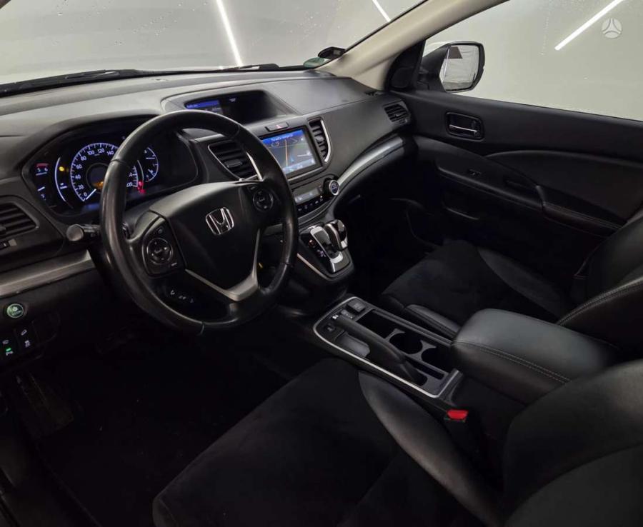 Grey Honda CR-V 2017 in Marijampole, with an engine capacity of 1.60 L and mileage of 317 thousand km for 12850 €, photo 3 on AUTOMOTO.COM.LV
