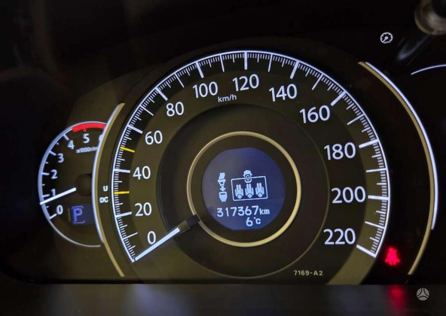 Grey Honda CR-V 2017 in Marijampole, with an engine capacity of 1.60 L and mileage of 317 thousand km for 12850 €, photo 6 on AUTOMOTO.COM.LV