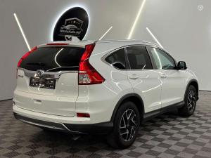 Grey Honda CR-V 2017 in Marijampole, with an engine capacity of 1.60 L and mileage of 317 thousand km for 12850 €, photo 10 on AUTOMOTO.COM.LV
