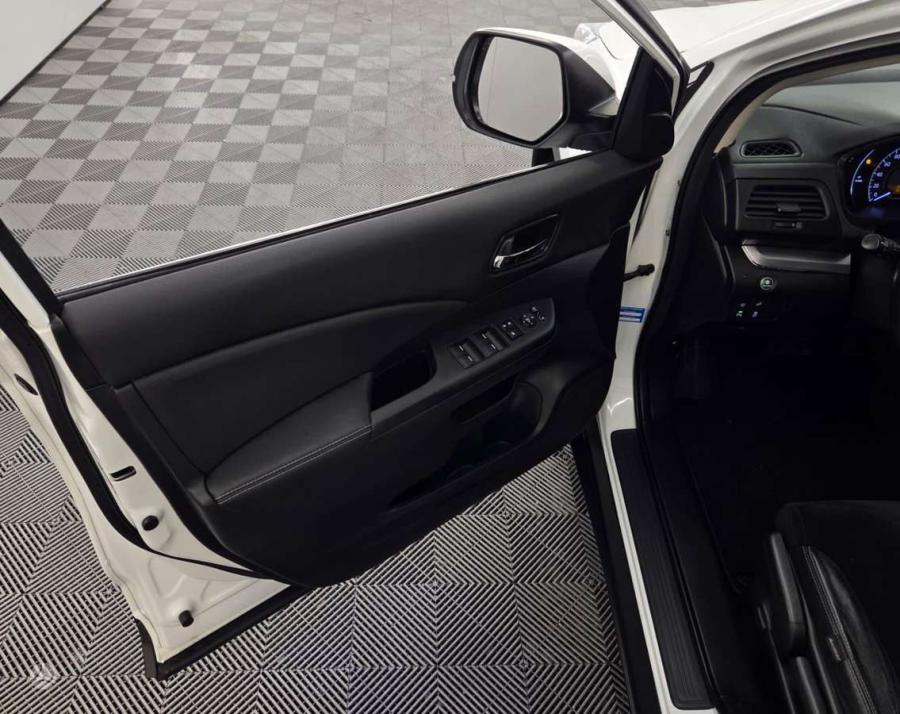 Grey Honda CR-V 2017 in Marijampole, with an engine capacity of 1.60 L and mileage of 317 thousand km for 12850 €, photo 18 on AUTOMOTO.COM.LV