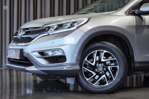 Grey Honda CR-V 2018 in Marijampole, with an engine capacity of 1.60 L and mileage of 195 thousand km for 14450 €, photo 6 on AUTOMOTO.COM.LV