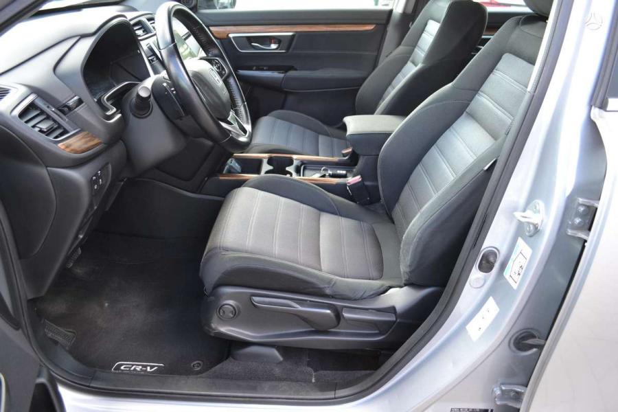 Grey Honda CR-V 2019 in Vilnius, with an engine capacity of 1.99 L and mileage of 131 thousand km for 23000 €, photo 23 on AUTOMOTO.COM.LV