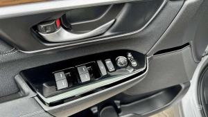Grey Honda CR-V 2019 in Vilnius, with an engine capacity of 1.99 L and mileage of 151 thousand km for 19790 €, photo 17 on AUTOMOTO.COM.LV
