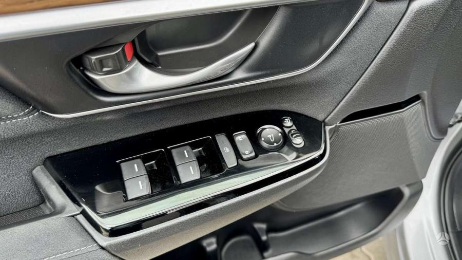Grey Honda CR-V 2019 in Vilnius, with an engine capacity of 1.99 L and mileage of 151 thousand km for 19790 €, photo 17 on AUTOMOTO.COM.LV