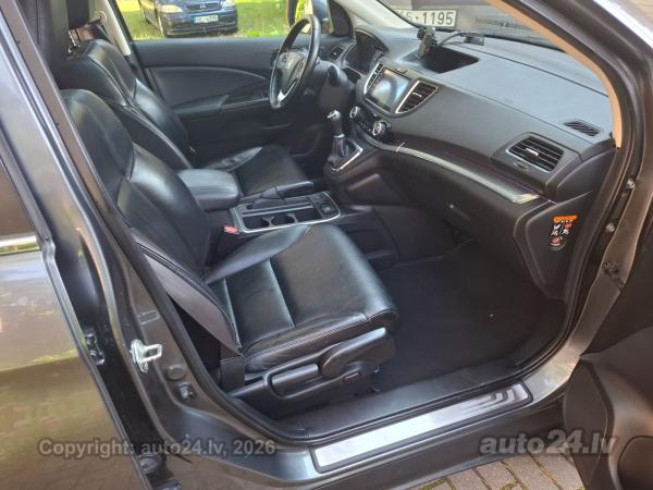 Grey Honda CR-V 2015 in Riga, with an engine capacity of 1.60 L and mileage of 315 thousand km for 10250 €, photo 8 on AUTOMOTO.COM.LV