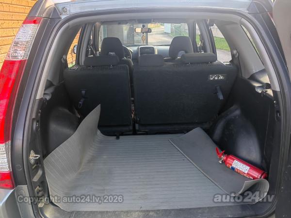 Grey Honda CR-V 2006 in Haapsalu, with an engine capacity of 2.00 L and mileage of 331 thousand km for 1600 €, photo 5 on AUTOMOTO.COM.LV