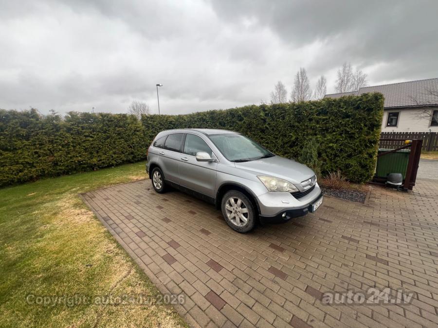 Grey Honda CR-V 2007 in Tartu, with an engine capacity of 2.20 L and mileage of 442 thousand km for 2390 €, photo 1 on AUTOMOTO.COM.LV