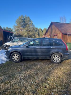 Pelēks Honda CR-V 2007 Pērnava, ar dzinēja tilpumu 2.00 L un nobraukumu 195 tūkst. km par 4999 €, foto 3 vietnē AUTOMOTO.COM.LV