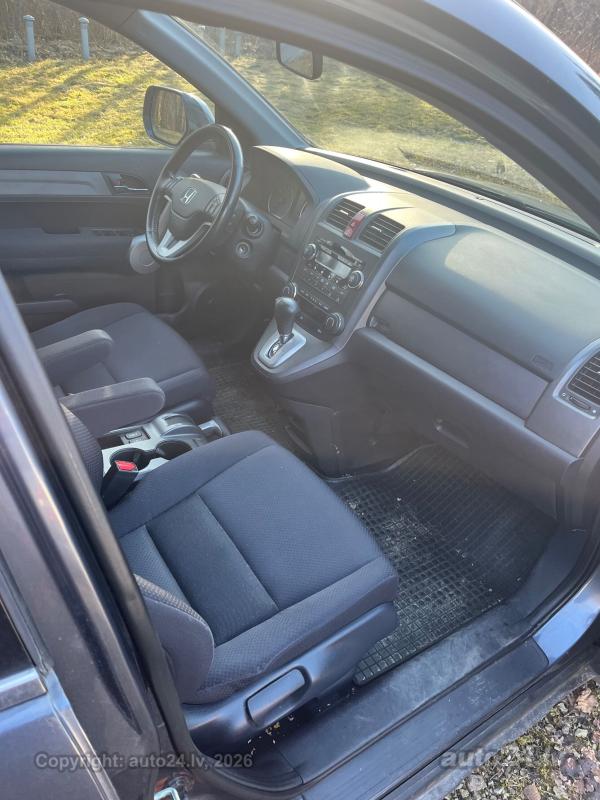 Pelēks Honda CR-V 2007 Pērnava, ar dzinēja tilpumu 2.00 L un nobraukumu 195 tūkst. km par 4999 €, foto 6 vietnē AUTOMOTO.COM.LV