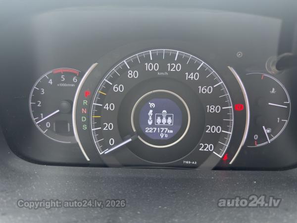 Grey Honda CR-V 2014 in Johvi, with an engine capacity of 2.20 L and mileage of 227 thousand km for 11000 €, photo 11 on AUTOMOTO.COM.LV