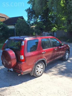 Red Honda CR-V 2005 in Riga, with an engine capacity of 2.00 L and mileage of 326 thousand km for 1800 €, photo 3 on AUTOMOTO.COM.LV