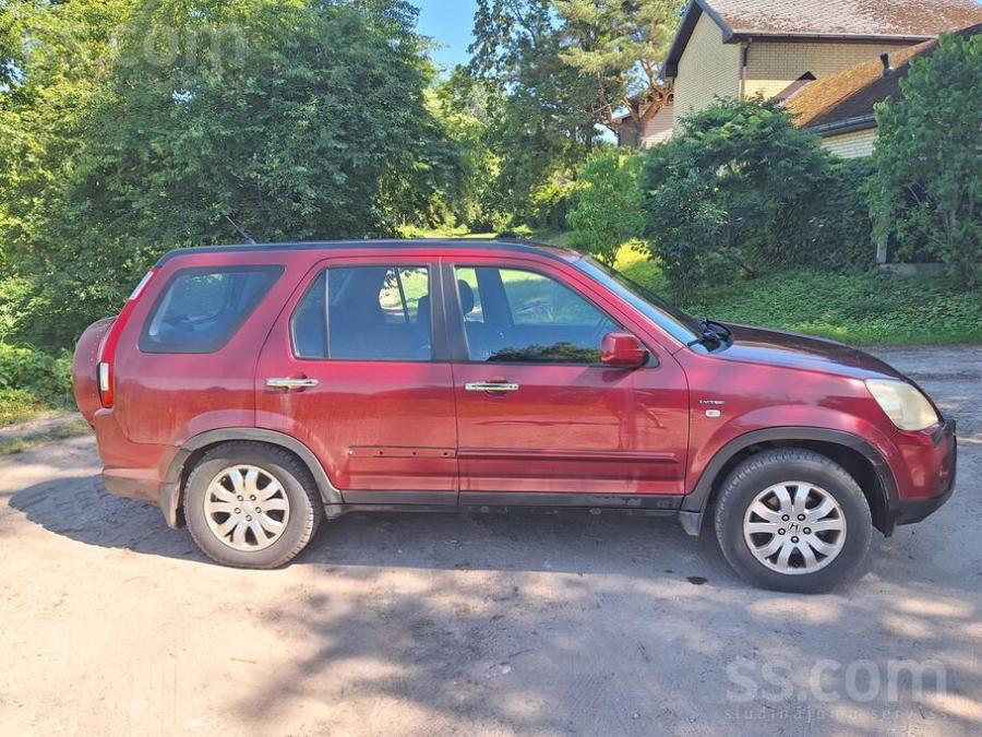 Red Honda CR-V 2005 in Riga, with an engine capacity of 2.00 L and mileage of 326 thousand km for 1800 €, photo 4 on AUTOMOTO.COM.LV