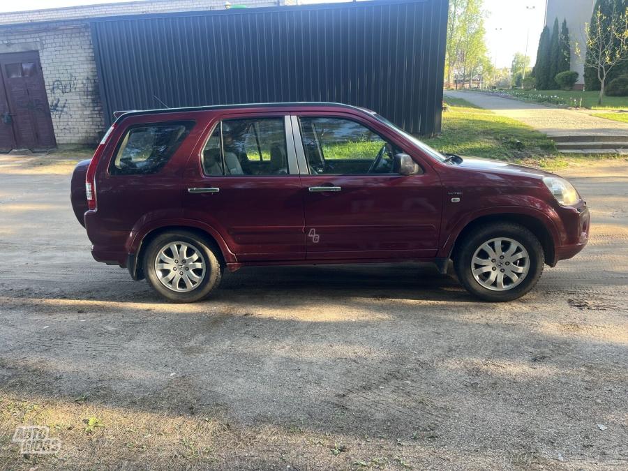 Red Honda CR-V 2006 in Ignalina, with an engine capacity of 2.00 L and mileage of 220 thousand km for 1650 €, photo 4 on AUTOMOTO.COM.LV