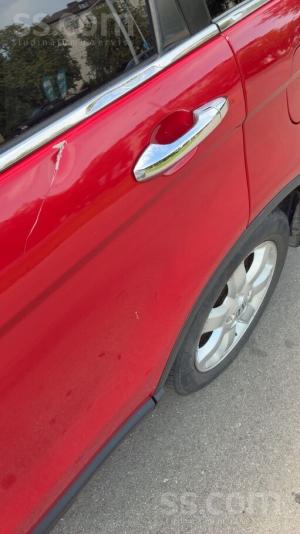 Red Honda CR-V 2007 in Riga, with an engine capacity of 2.00 L and mileage of 377 thousand km for 3800 €, photo 9 on AUTOMOTO.COM.LV