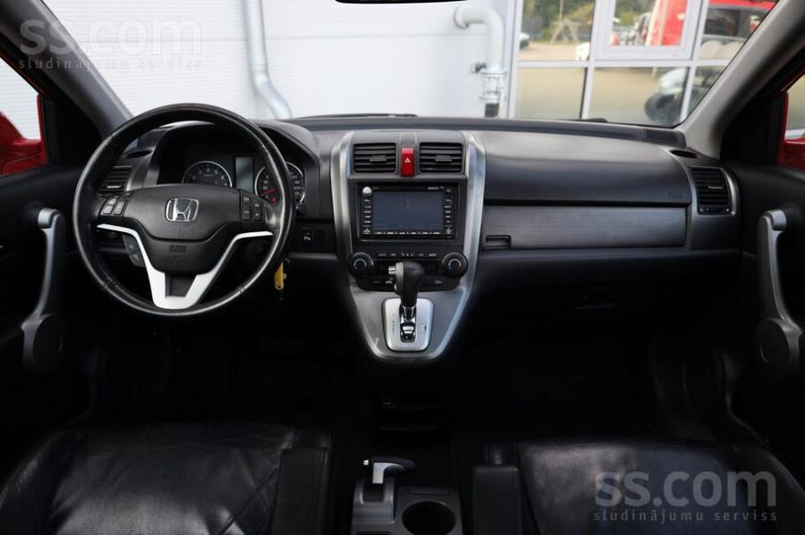 Red Honda CR-V 2007 in Riga, with an engine capacity of 2.00 L and mileage of 250 thousand km for 3495 €, photo 6 on AUTOMOTO.COM.LV