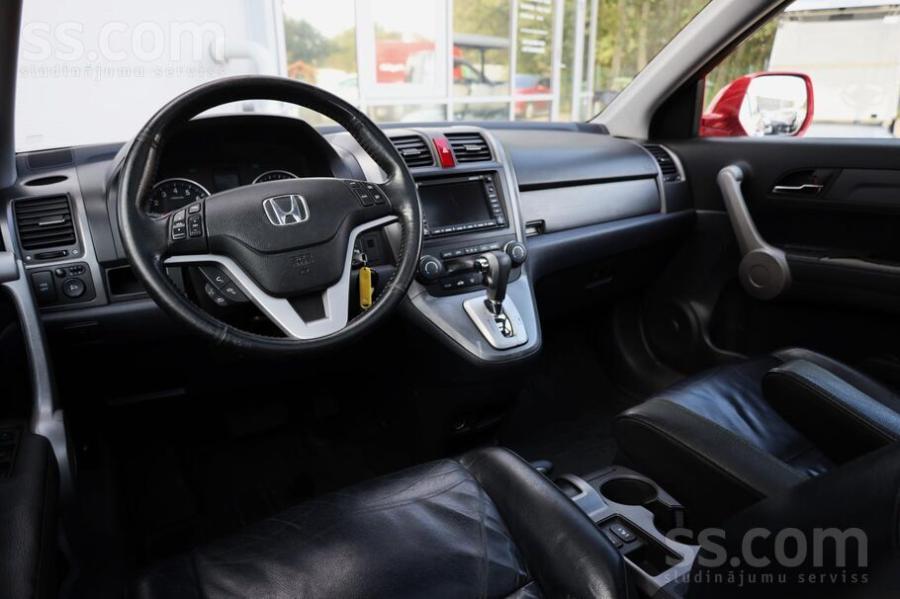 Red Honda CR-V 2007 in Riga, with an engine capacity of 2.00 L and mileage of 250 thousand km for 3495 €, photo 7 on AUTOMOTO.COM.LV