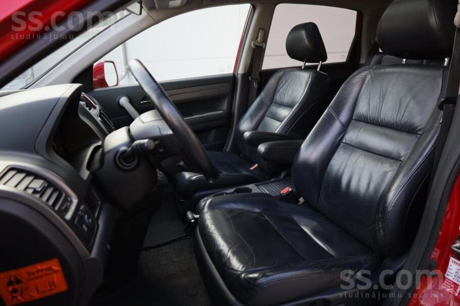 Red Honda CR-V 2007 in Riga, with an engine capacity of 2.00 L and mileage of 250 thousand km for 3495 €, photo 9 on AUTOMOTO.COM.LV