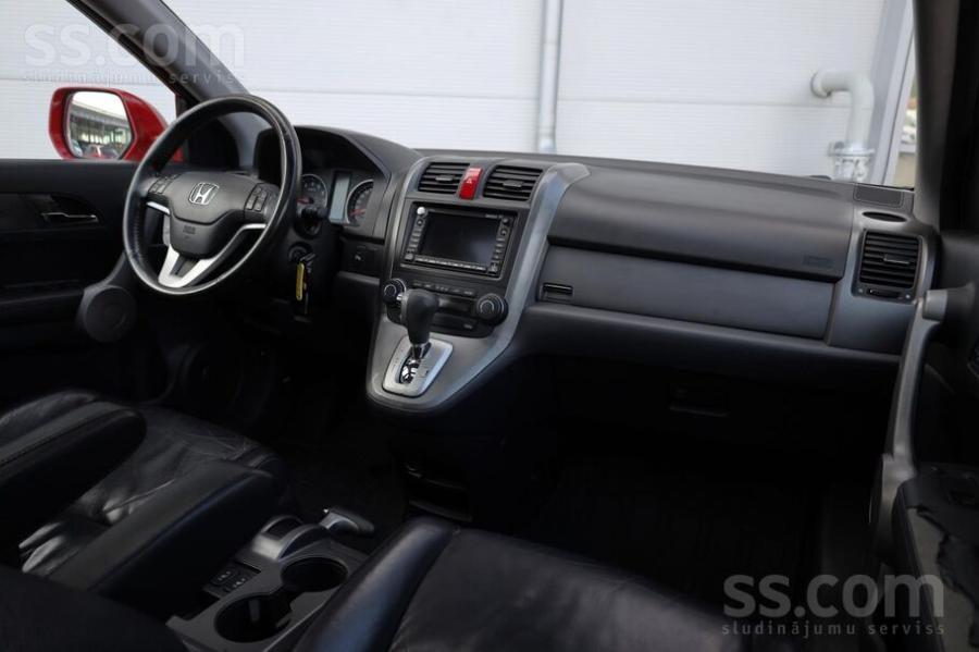 Red Honda CR-V 2007 in Riga, with an engine capacity of 2.00 L and mileage of 250 thousand km for 3495 €, photo 10 on AUTOMOTO.COM.LV
