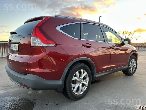 Red Honda CR-V 2014 in Riga, with an engine capacity of 2.20 L and mileage of 258 thousand km for 8900 €, photo 3 on AUTOMOTO.COM.LV