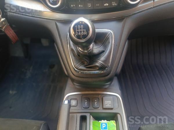 Red Honda CR-V 2015 in Riga, with an engine capacity of 1.60 L and mileage of 190 thousand km for 10500 €, photo 11 on AUTOMOTO.COM.LV