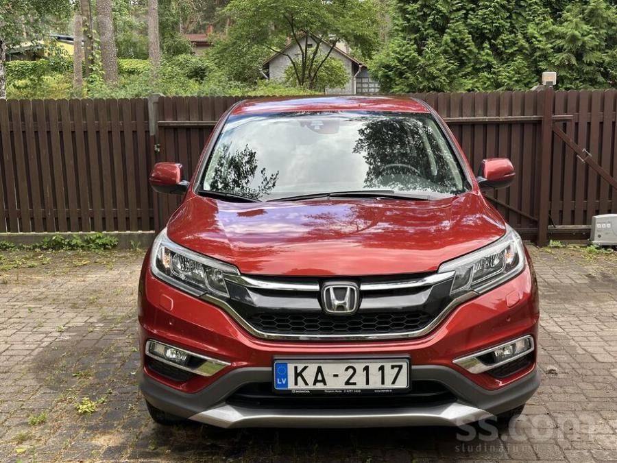 Red Honda CR-V 2015 in Riga, with an engine capacity of 2.00 L and mileage of 134 thousand km for 14900 €, photo 3 on AUTOMOTO.COM.LV