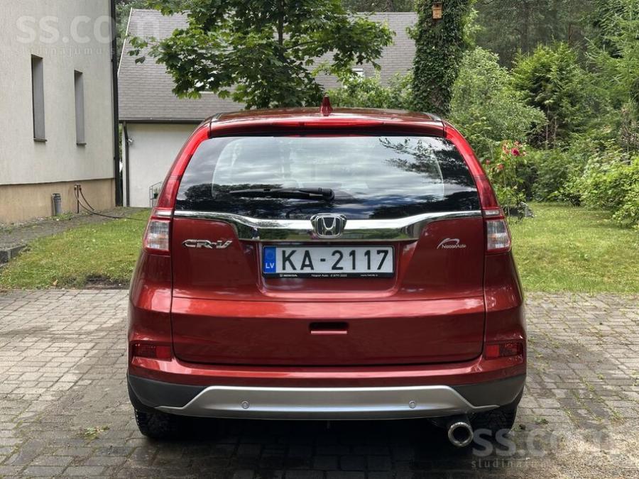 Red Honda CR-V 2015 in Riga, with an engine capacity of 2.00 L and mileage of 134 thousand km for 14900 €, photo 6 on AUTOMOTO.COM.LV