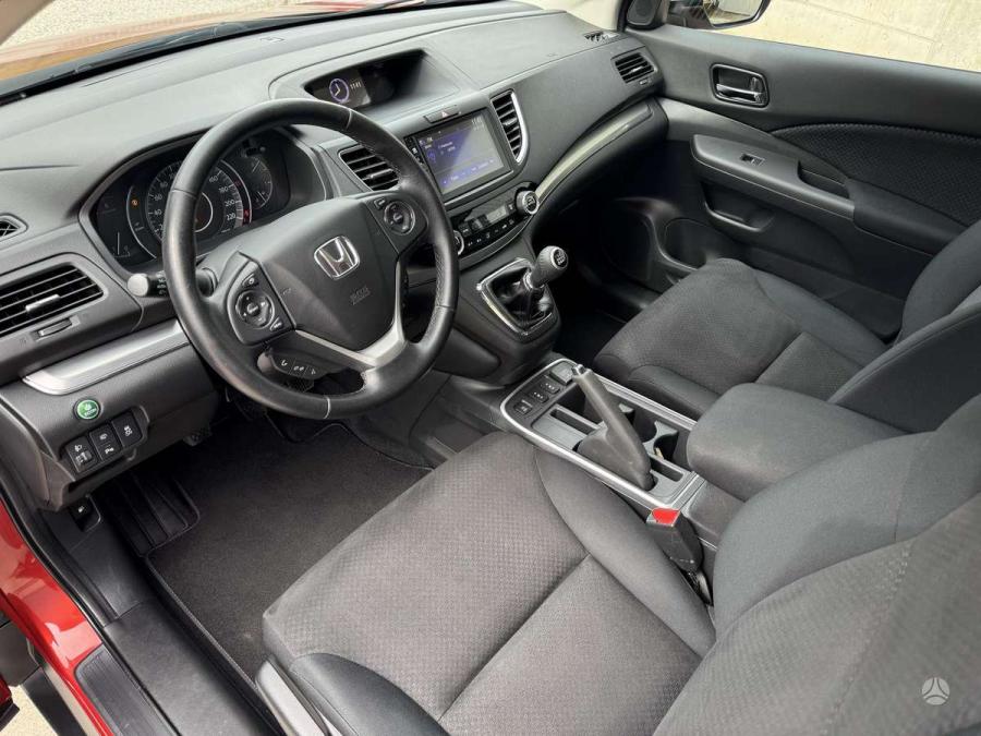 Red Honda CR-V 2015 in Alytus, with an engine capacity of 1.60 L and mileage of 149 thousand km for 11950 €, photo 8 on AUTOMOTO.COM.LV