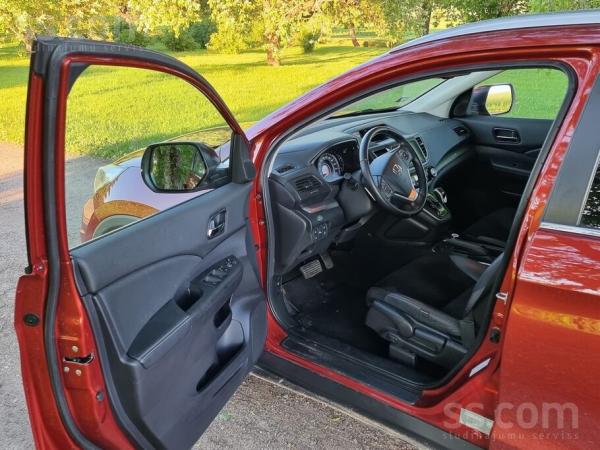 Red Honda CR-V 2016 in Limbazi, with an engine capacity of 1.60 L and mileage of 225 thousand km for 11500 €, photo 3 on AUTOMOTO.COM.LV