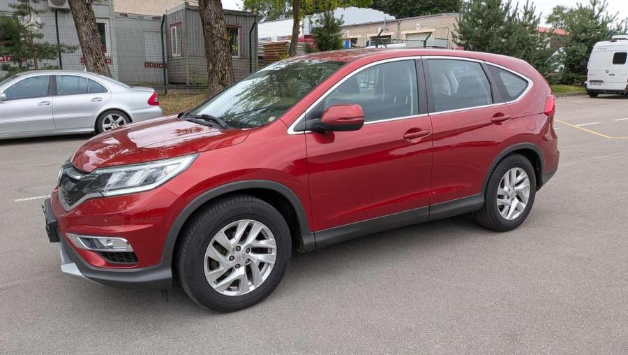Red Honda CR-V 2016 in Klaipeda, with an engine capacity of 1.60 L and mileage of 240 thousand km for 10900 €, photo 3 on AUTOMOTO.COM.LV