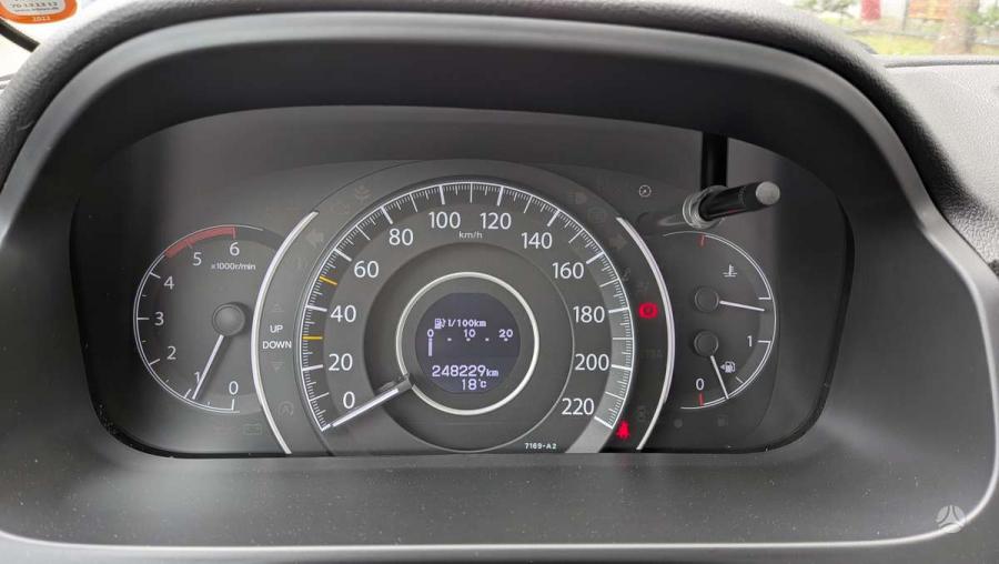Red Honda CR-V 2016 in Klaipeda, with an engine capacity of 1.60 L and mileage of 240 thousand km for 10900 €, photo 18 on AUTOMOTO.COM.LV