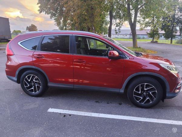 Honda CR-V 2016 in Radviliskis on AUTOMOTO.COM.LV Red Honda CR-V 2016 in Radviliskis, with an engine capacity of 1.60 L and mileage of 250 thousand km for 9990 €, photo 10 on AUTOMOTO.COM.LV