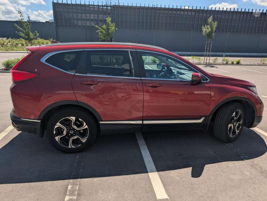 Red Honda CR-V 2017 in Vilnius, with an engine capacity of 1.50 L and mileage of 130 thousand km for 17400 €, photo 5 on AUTOMOTO.COM.LV
