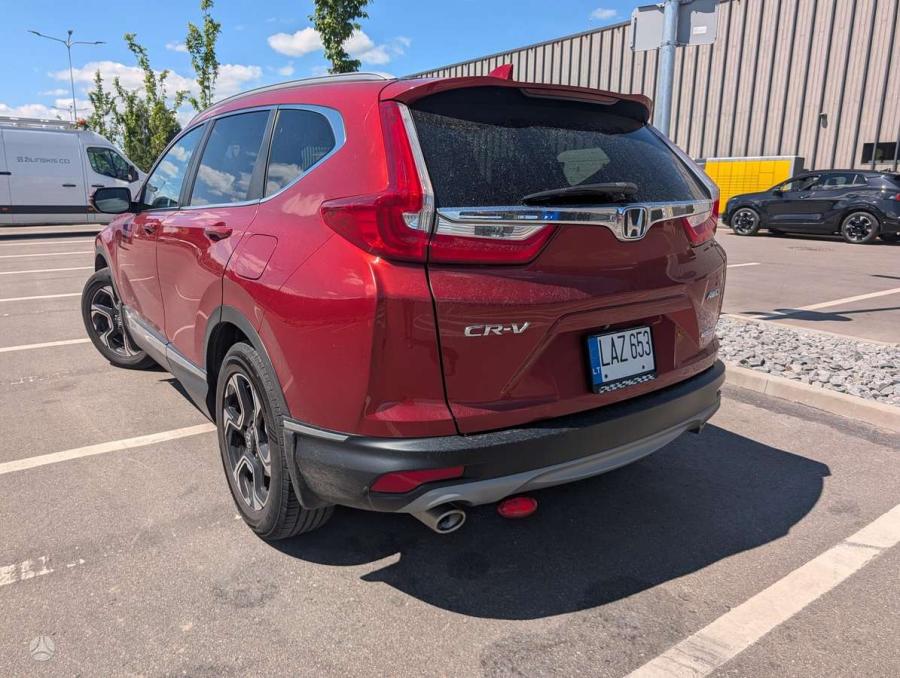Red Honda CR-V 2017 in Vilnius, with an engine capacity of 1.50 L and mileage of 130 thousand km for 17400 €, photo 8 on AUTOMOTO.COM.LV