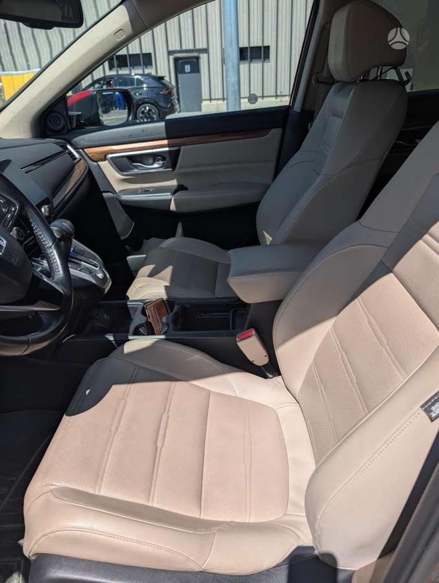 Red Honda CR-V 2017 in Vilnius, with an engine capacity of 1.50 L and mileage of 130 thousand km for 17400 €, photo 10 on AUTOMOTO.COM.LV