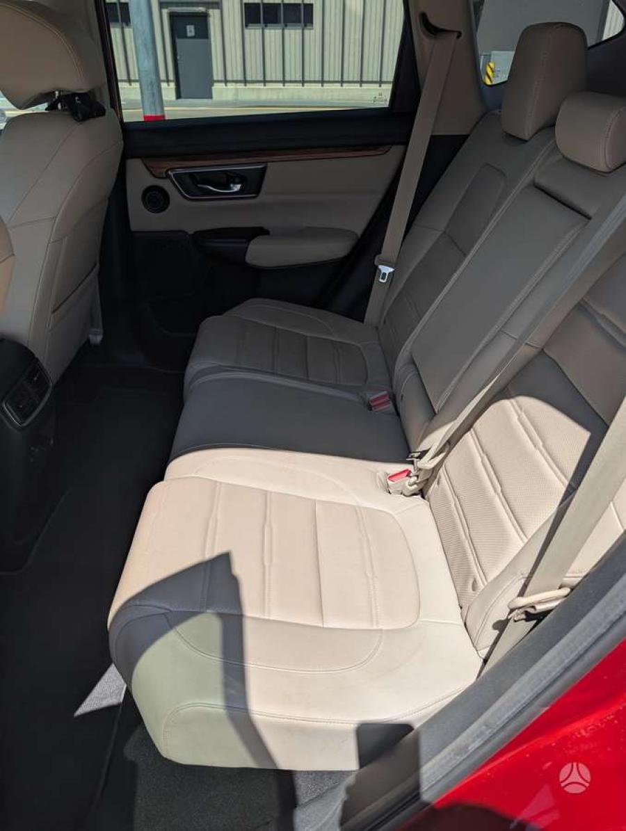 Red Honda CR-V 2017 in Vilnius, with an engine capacity of 1.50 L and mileage of 130 thousand km for 17400 €, photo 13 on AUTOMOTO.COM.LV