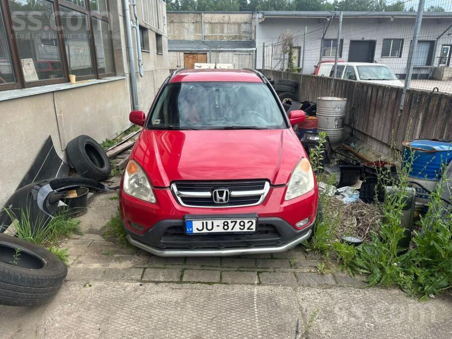 Red Honda CR-V 2003 in Riga, with an engine capacity of 2.00 L and mileage of 313 thousand km for 700 €, photo 1 on AUTOMOTO.COM.LV