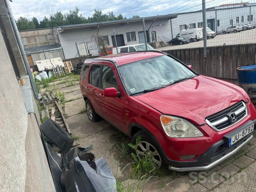 Red Honda CR-V 2003 in Riga, with an engine capacity of 2.00 L and mileage of 313 thousand km for 700 €, photo 3 on AUTOMOTO.COM.LV