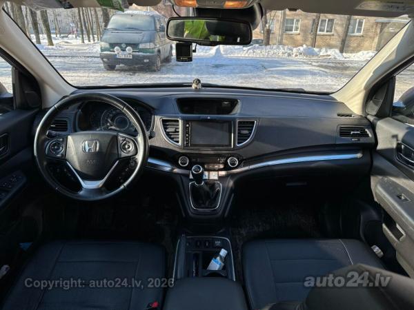 Red Honda CR-V 2015 in Narva, with an engine capacity of 2.00 L and mileage of 147 thousand km for 14499 €, photo 4 on AUTOMOTO.COM.LV