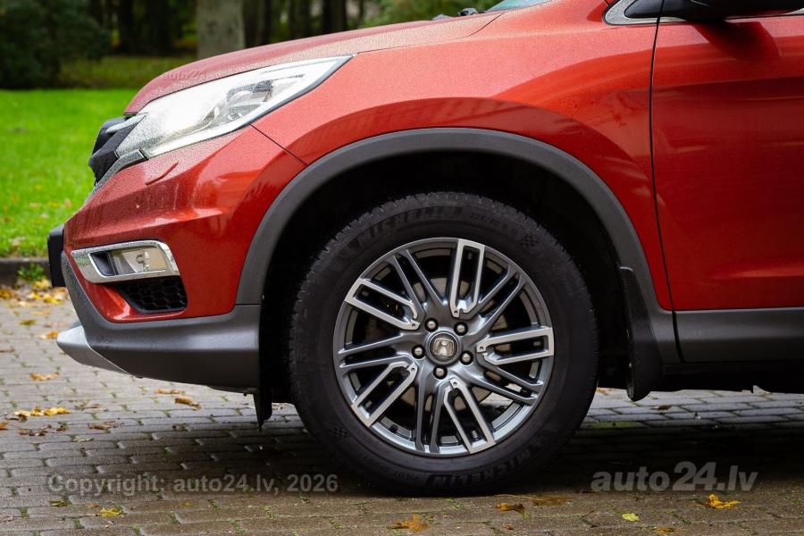 Red Honda CR-V 2017 in Tallinn, with an engine capacity of 1.60 L and mileage of 159 thousand km for 16999 €, photo 5 on AUTOMOTO.COM.LV