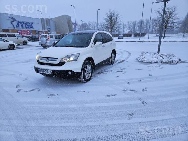 White Honda CR-V 2008 in Jelgava, with an engine capacity of 2.00 L and mileage of 270 thousand km for 4999 €, photo 1 on AUTOMOTO.COM.LV