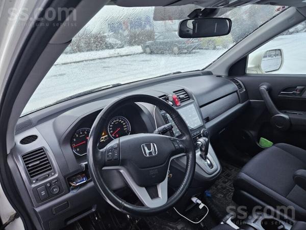 White Honda CR-V 2008 in Jelgava, with an engine capacity of 2.00 L and mileage of 270 thousand km for 4999 €, photo 3 on AUTOMOTO.COM.LV