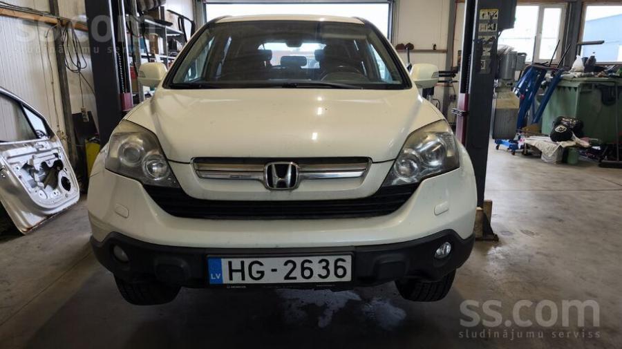 White Honda CR-V 2008 in Riga, with an engine capacity of 2.00 L and mileage of 21 thousand km for 1500 €, photo 1 on AUTOMOTO.COM.LV