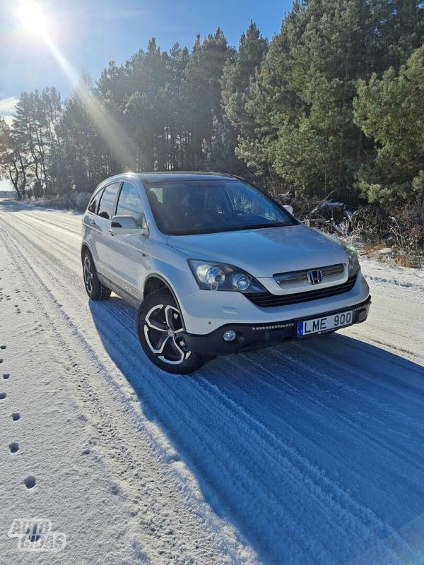 White Honda CR-V 2009 in Vilnius, with an engine capacity of 2.20 L and mileage of 311 thousand km for 5300 €, photo 2 on AUTOMOTO.COM.LV