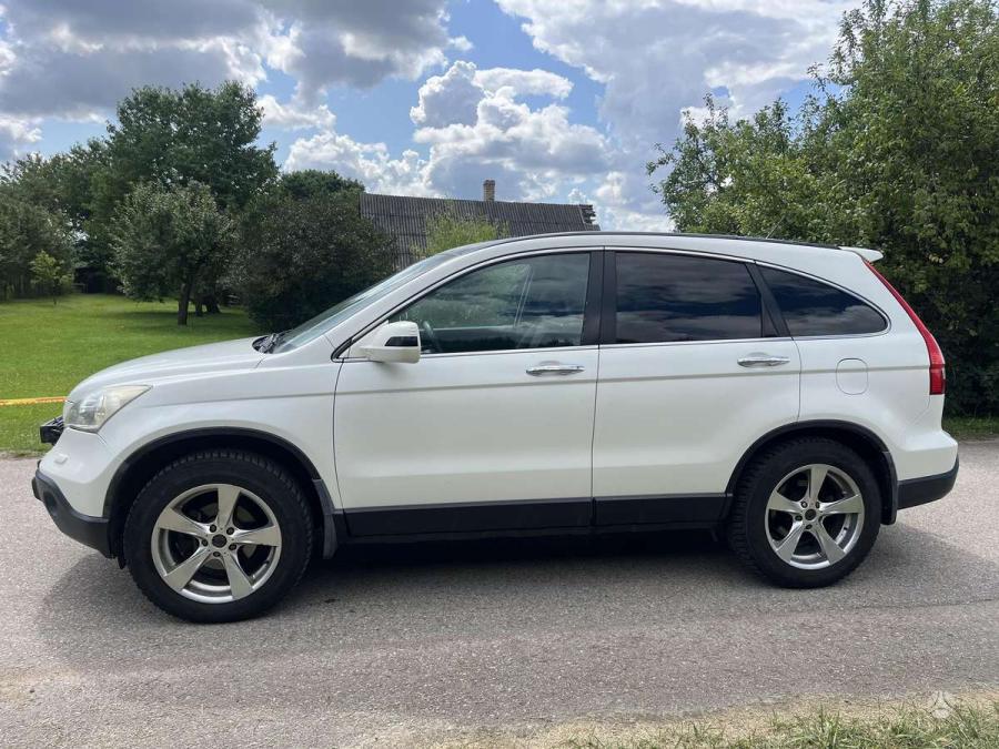 White Honda CR-V 2009 in Kaisiadorys, with an engine capacity of 2.20 L and mileage of 320 thousand km for 2850 €, photo 4 on AUTOMOTO.COM.LV