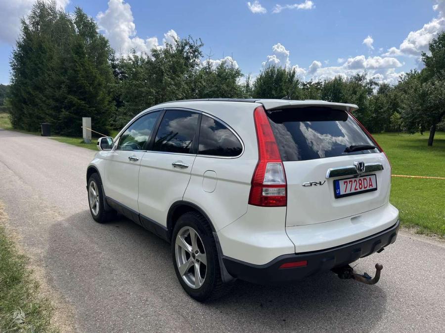 White Honda CR-V 2009 in Kaisiadorys, with an engine capacity of 2.20 L and mileage of 320 thousand km for 2850 €, photo 5 on AUTOMOTO.COM.LV